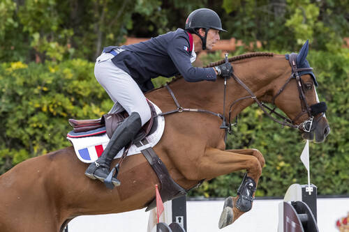 Formidable French dominate first round